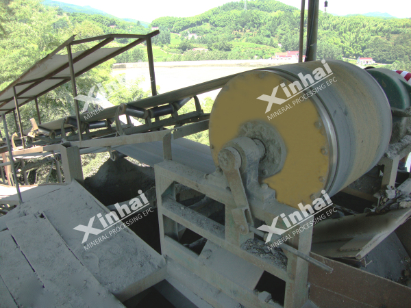 Separation method of quartz sand and mica